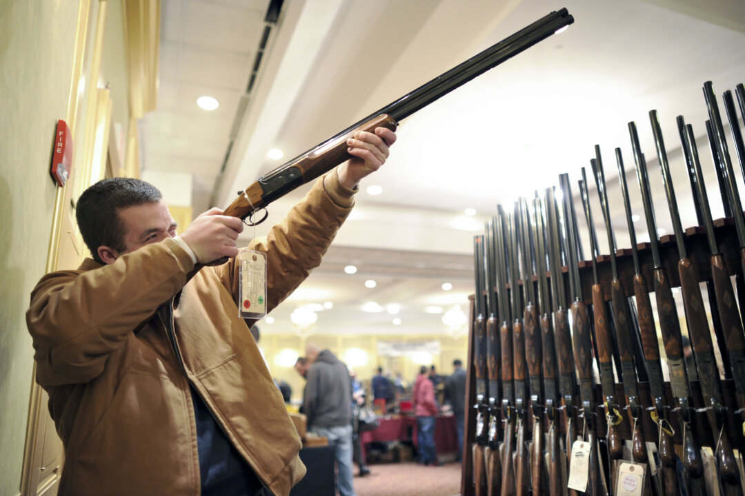 Gun Deal Calls for Tougher Background Checks | The Epoch Times