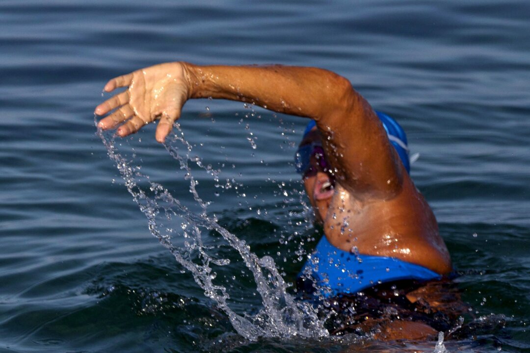 Diana Nyad Completes Cuba to Florida Swim | The Epoch Times
