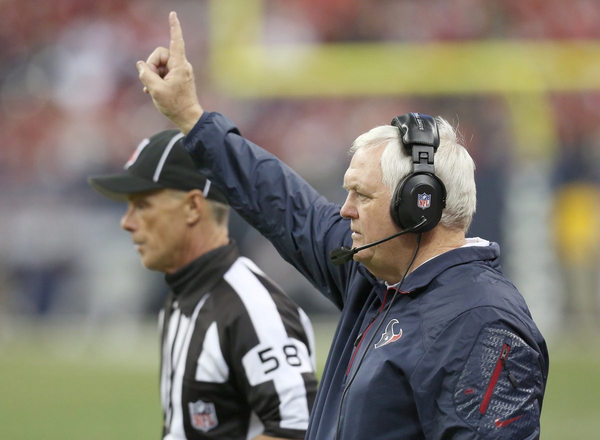 Broncos Coordinator Wade Phillips Carted Off Field