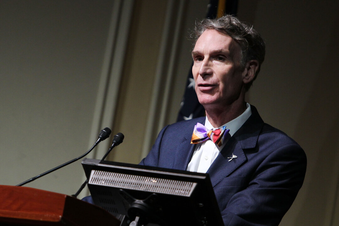 Bill Nye Says NASCAR Should Convert to Electric Cars | The Epoch Times