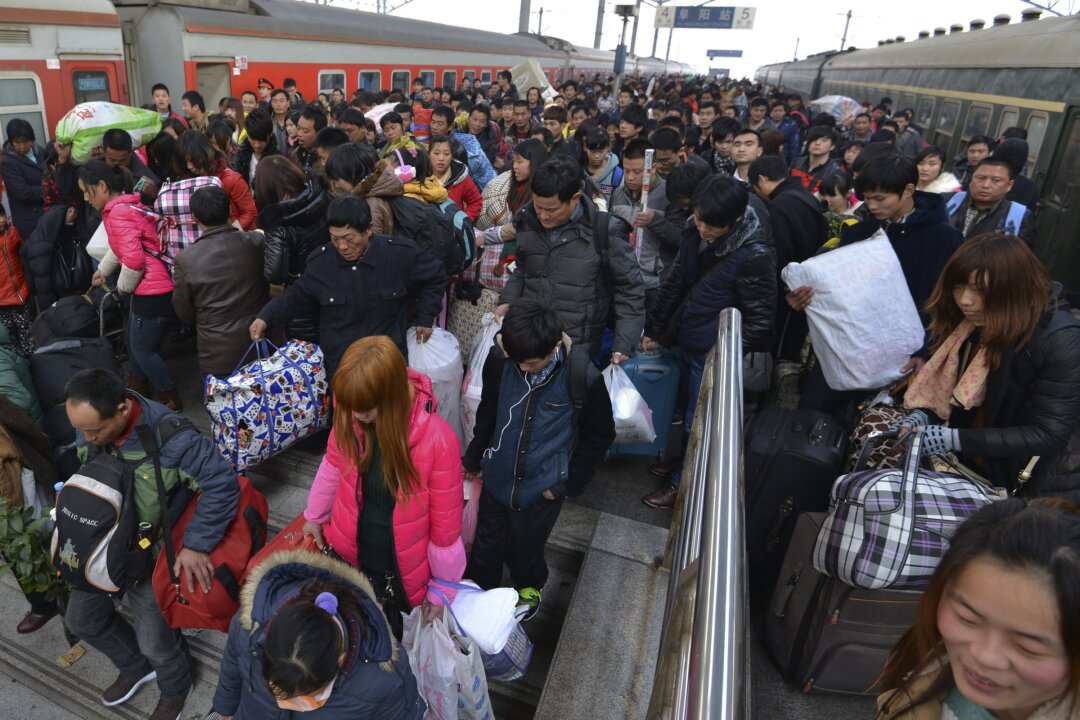 Tickets a Nightmare for Chinese Going Home for New Year | The Epoch Times
