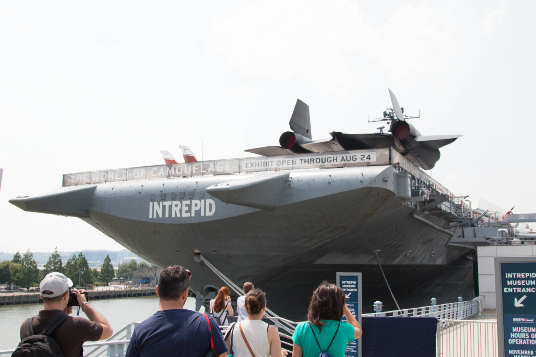 Intrepid Transformer Explodes, Injuring Three | The Epoch Times