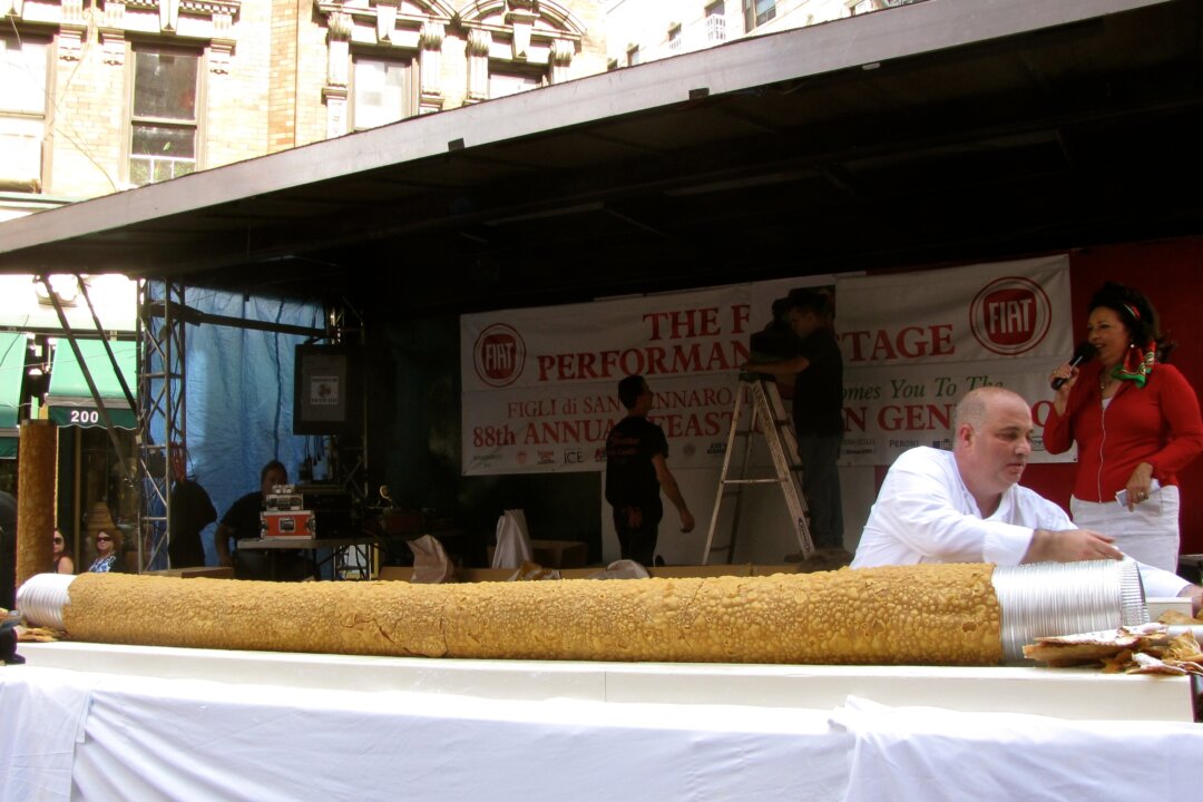 World's Largest Cannoli Unveiled | The Epoch Times