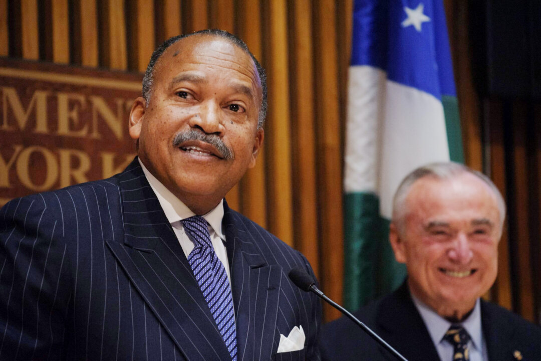 Bratton Names Training Head as 1st NYPD Deputy | The Epoch Times