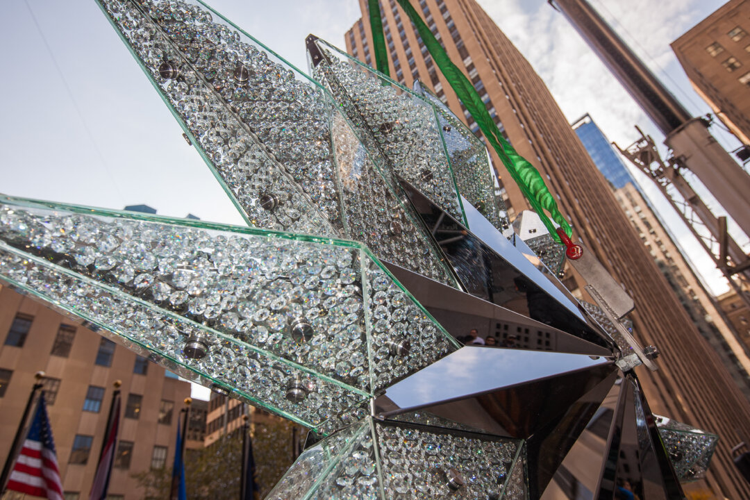 Swarovski Star Ascends Rockefeller Christmas Tree in NYC | The Epoch Times