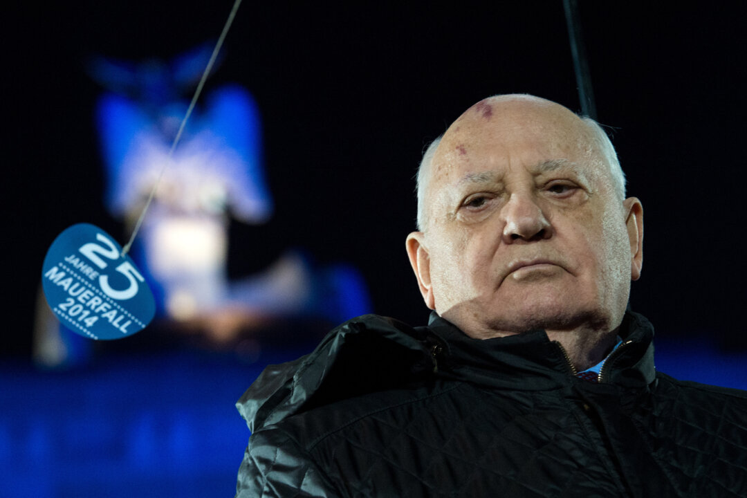 Australian Leaders Pay Tribute to Man Who Lifted ‘Great Shadow’ From ...