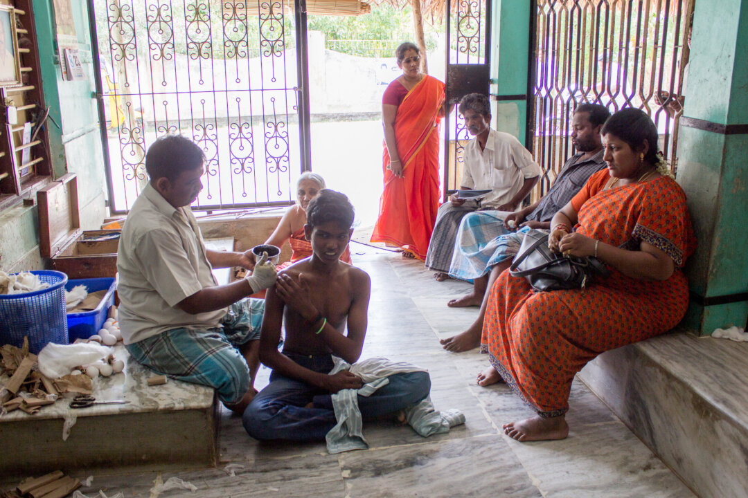 Traditional Bone-Setting Technique in India Uses No X-rays, Painkillers ...