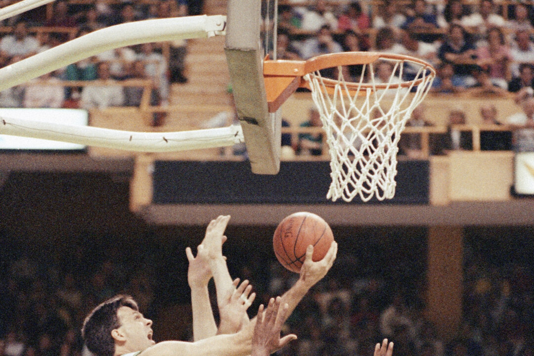 Ex-NBA Player John Amaechi Says Kevin McHale Had Best Post Moves | The ...