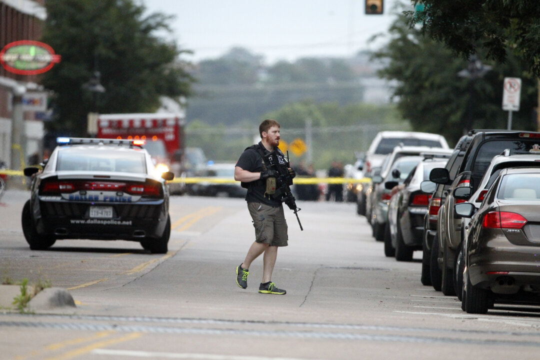 Suspect Shot After Attack on Dallas Police Headquarters | The Epoch Times