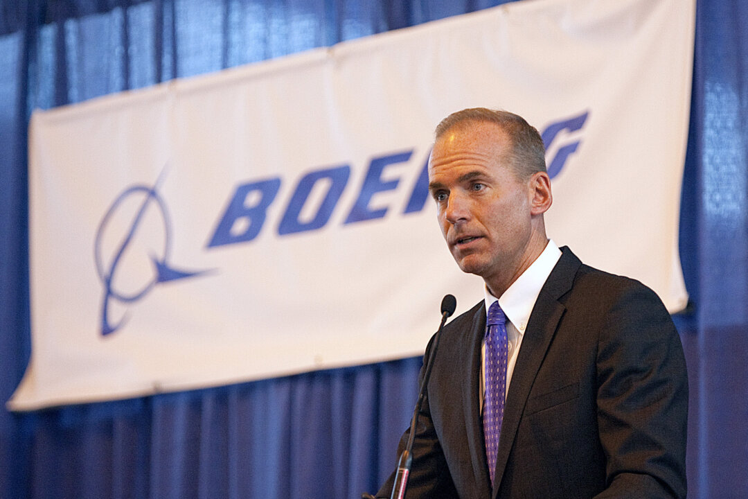 Boeing CEO ‘Sorry’ for Lives Lost in 737 MAX Accidents | The Epoch Times