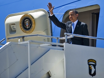 Air Force One Lands Safely Following Routine Go Around | The Epoch Times