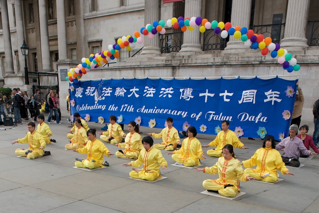 Sunshine and Qigong on World Falun Dafa Day in London | The Epoch Times