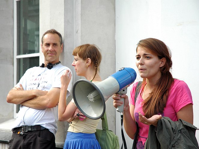 Olympic Ideals Spark Debate on London Street Corner | The Epoch Times
