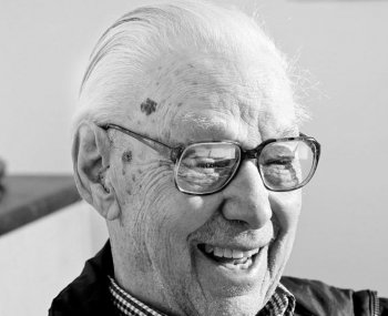 Journalist Still Writing, Driving at Age 100 | The Epoch Times