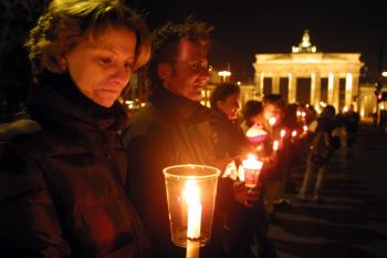 A Day of Peace at the Brandenburger Tor | The Epoch Times