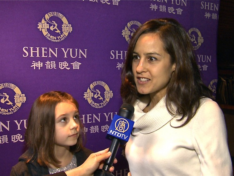 Artist Drawn to Vibrant Colours of Shen Yun | The Epoch Times