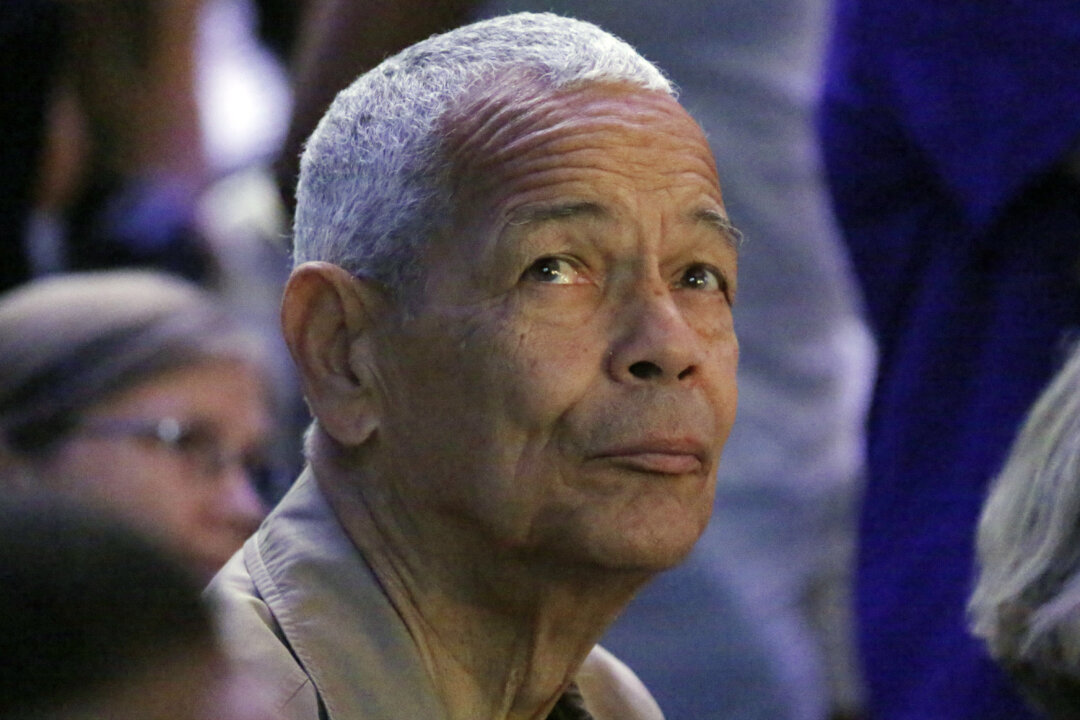 Obama: Civil Rights Activist Bond Was ‘Hero’ and Friend | The Epoch Times