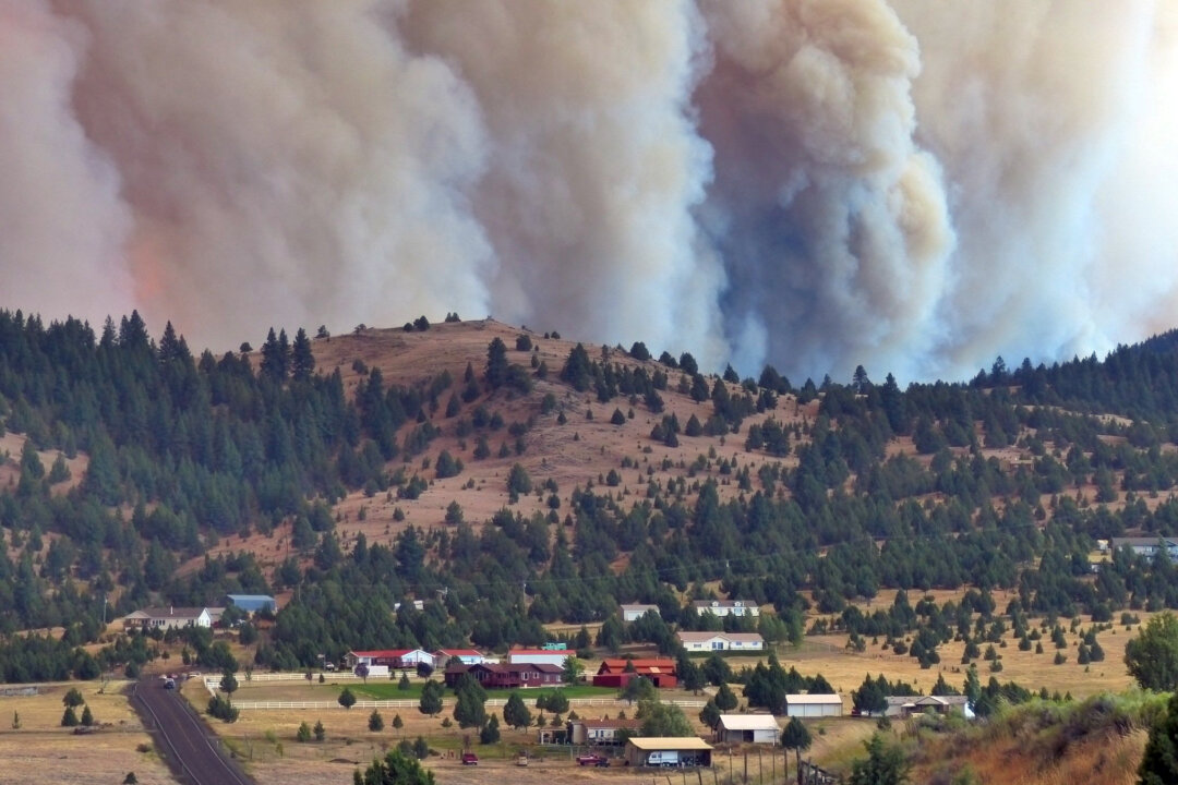 Western Wildfires: Wind, Heat, Dry Land Fueling Large Blazes | The Epoch Times