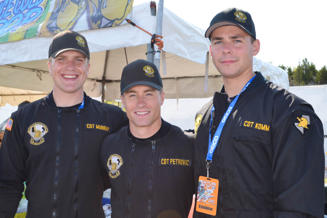 West Point Parachute Team Opens New York Airshow | The Epoch Times