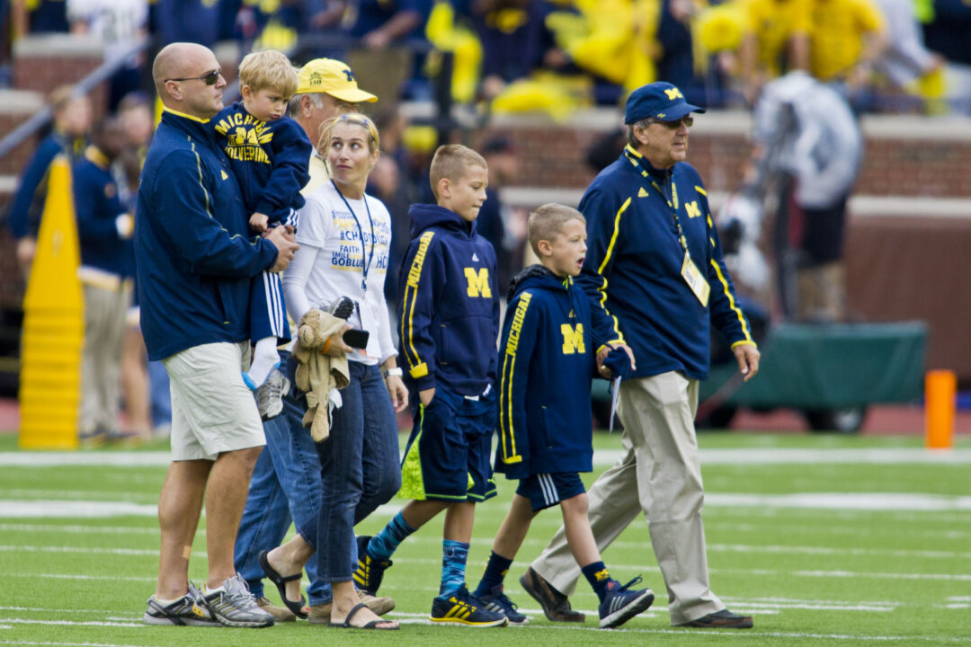 Hundreds turn out to honor 5-year-old Chad Carr, family | The Epoch Times