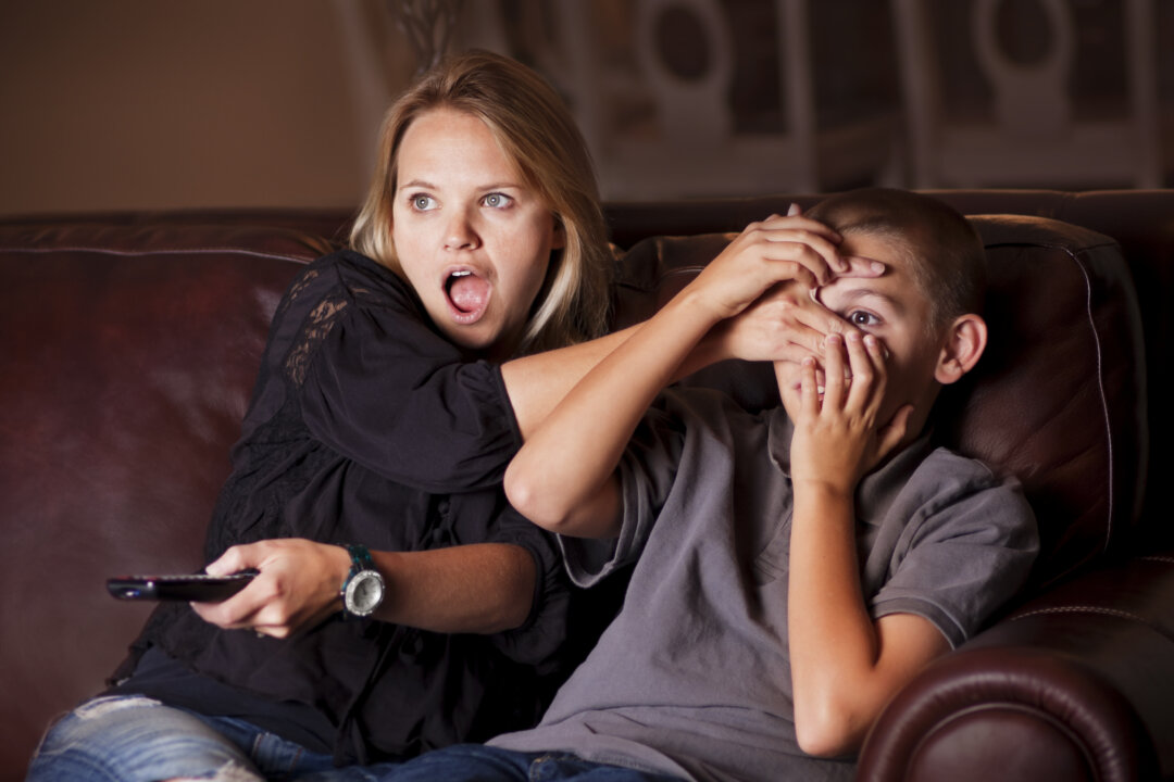 Why ‘Binge Watching’ Is to Blame for Kids Not Learning | The Epoch Times