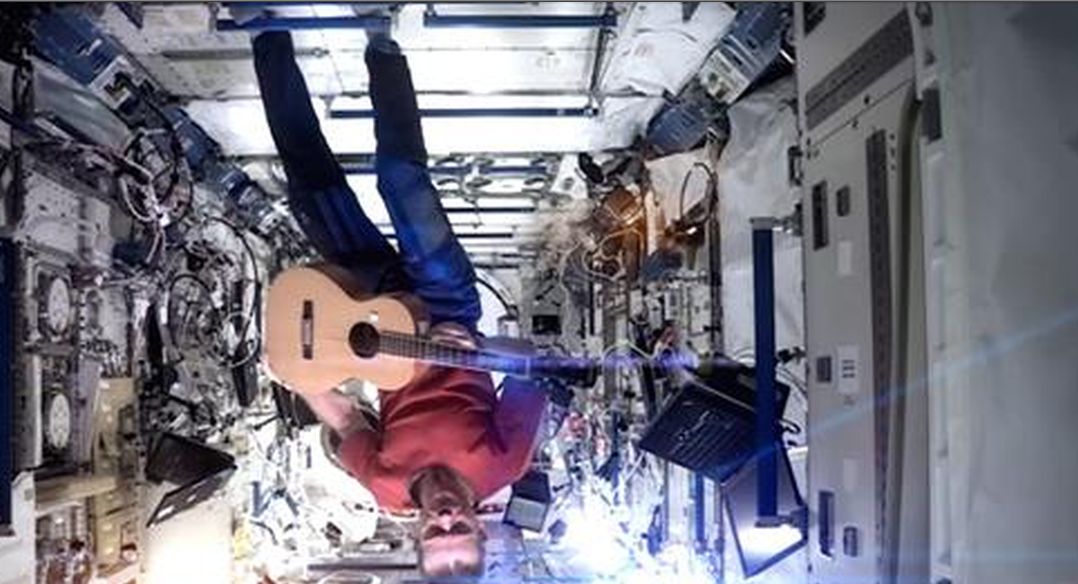 Astronaut On ISS Sings David Bowie’s ‘Space Oddity’ | The Epoch Times