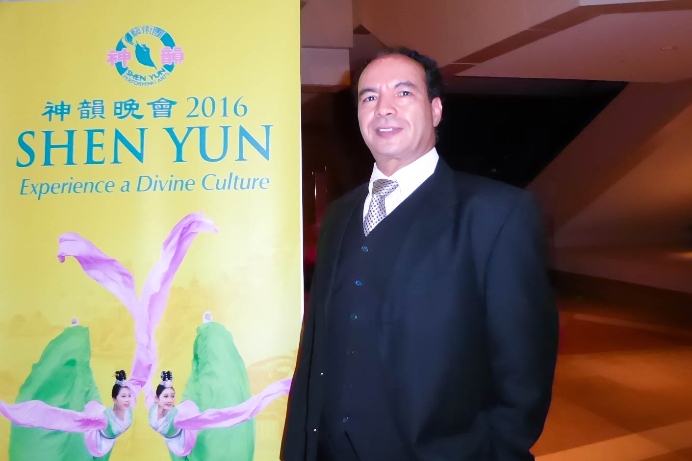 Art College Instructor Came to See Shen Yun's Hallmark Digital Backdrop - The Epoch Times