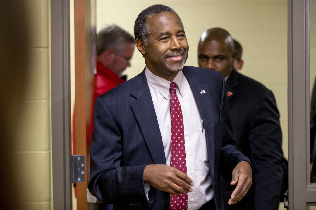 Presidential Candidate Ben Carson Returns to Campaign Trail Following ...
