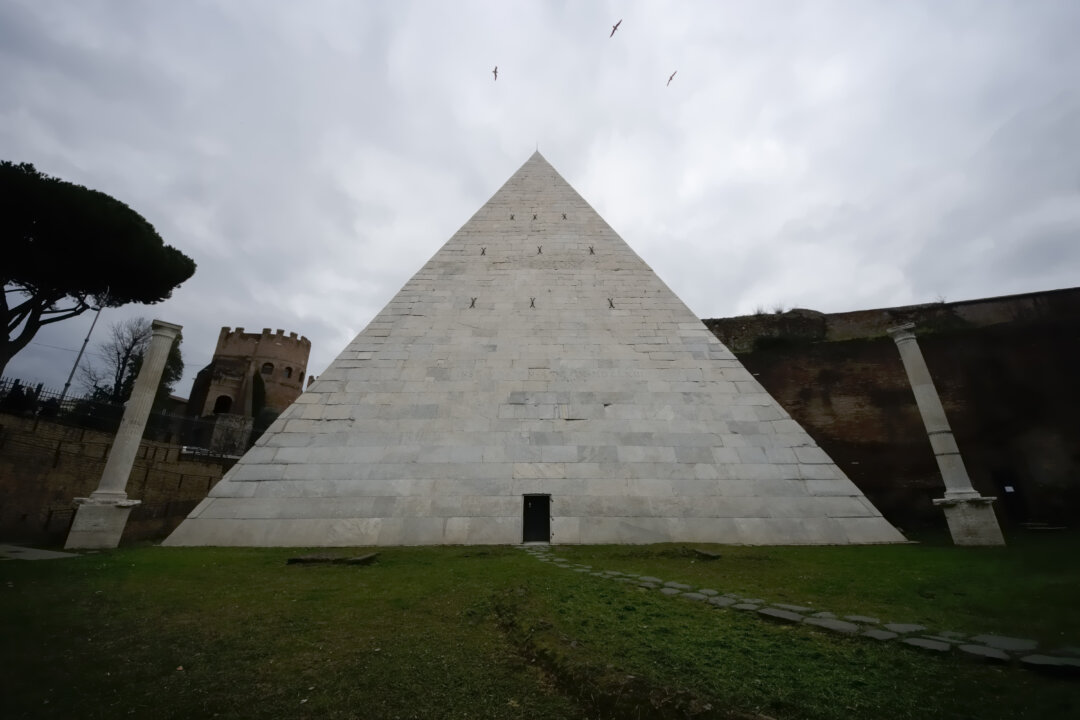 2,000-Year-Old Rome Pyramid Spotlighted | The Epoch Times