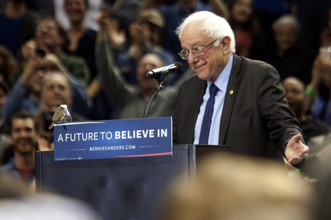 Watch: Bird Upstages Bernie Sanders at Rally | The Epoch Times