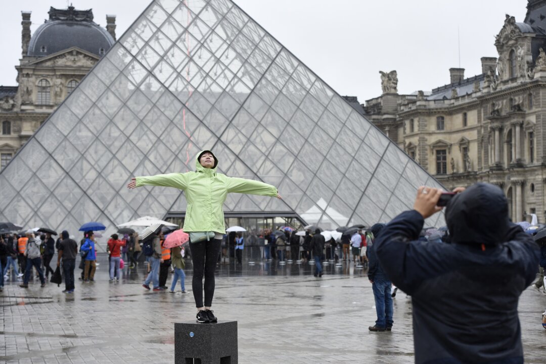 Artwork in the Louvre Moved as Flood Hits Paris | The Epoch Times