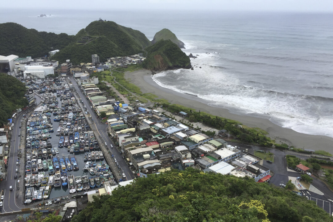 Powerful Typhoon Nears Taiwan; Ships, Planes Grounded | The Epoch Times