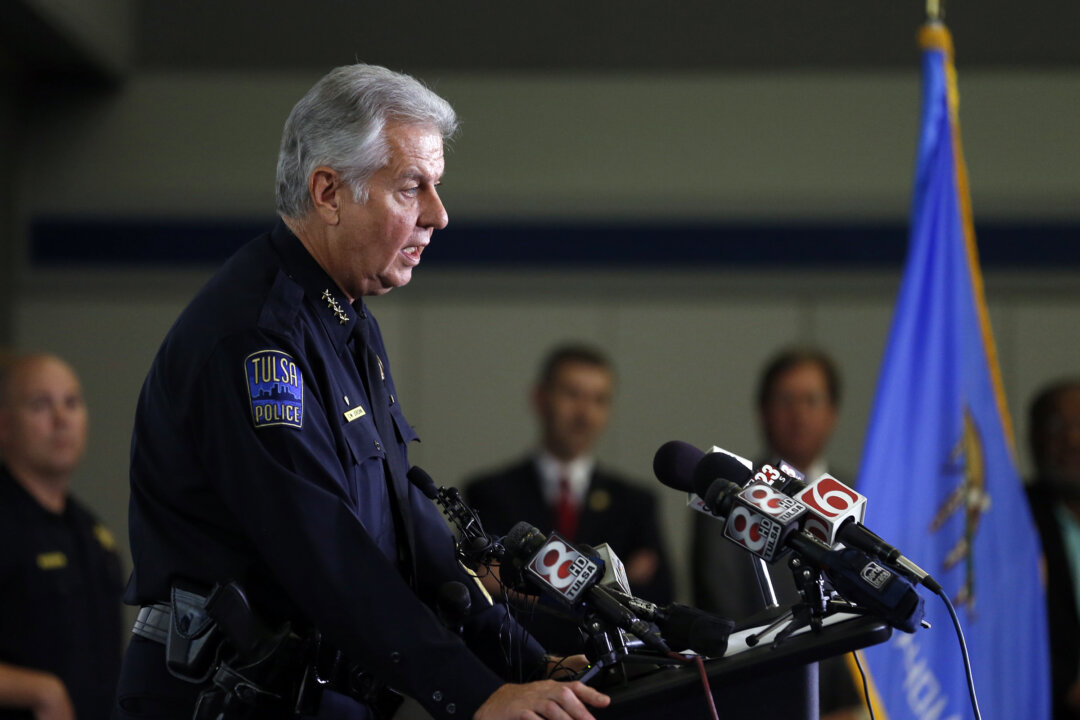 Video Shows Tulsa Man Had Hands up Before Police Shooting | The Epoch Times
