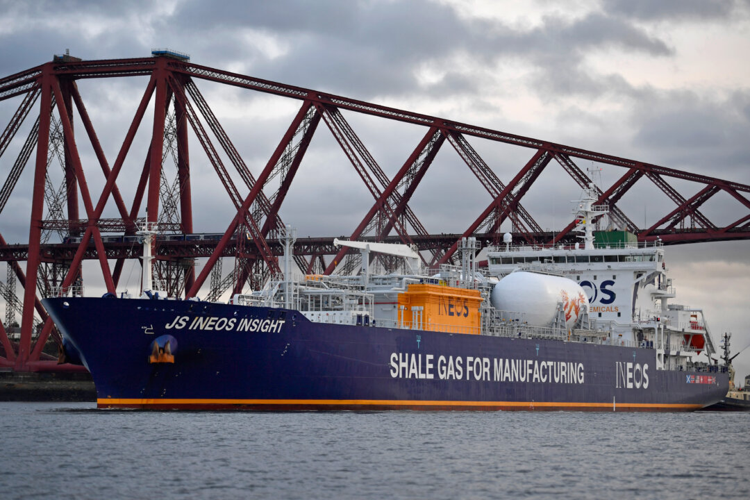 Tanker Brings First US Shale Gas to Britain | The Epoch Times