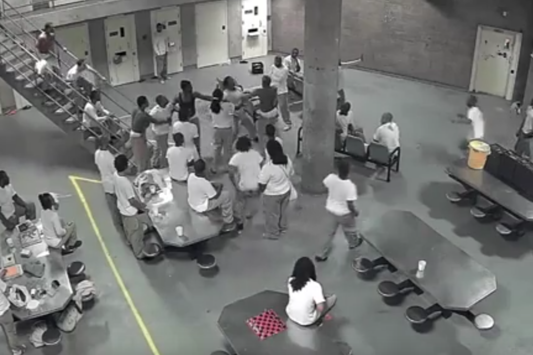20 Inmates, 2 Officers Injured in Chicago Jail Fights | The Epoch Times