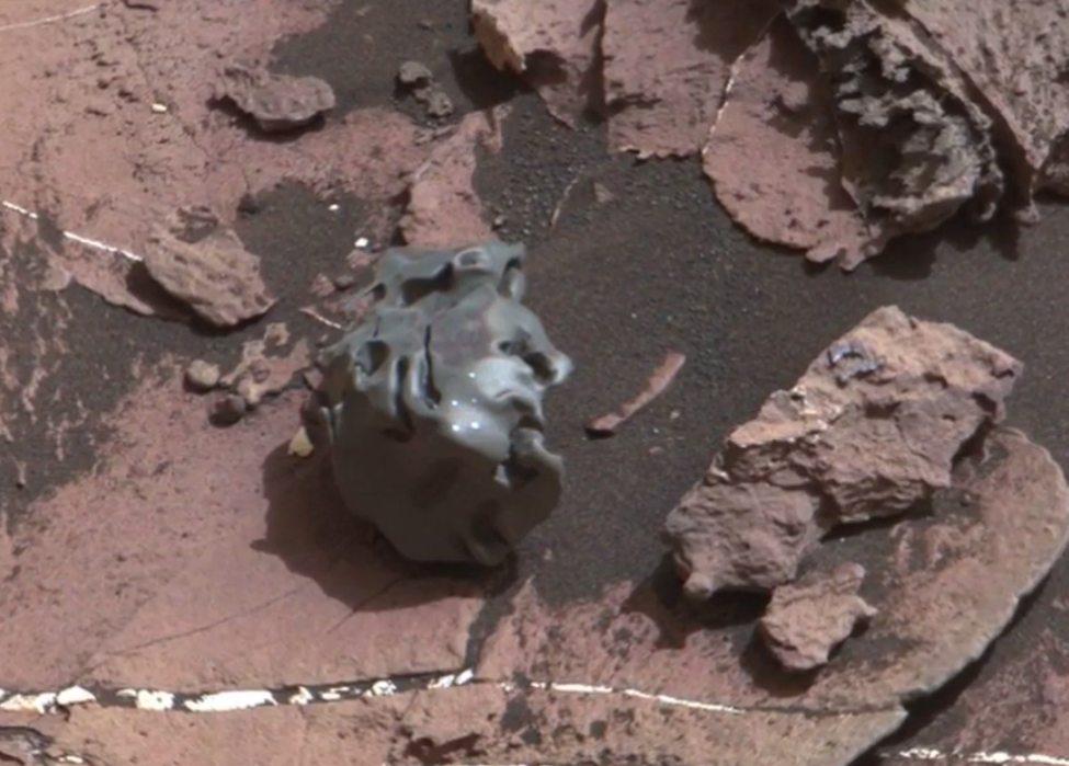 Mars Rover Spots a Potentially Rare Meteorite Made From Iron (Video ...