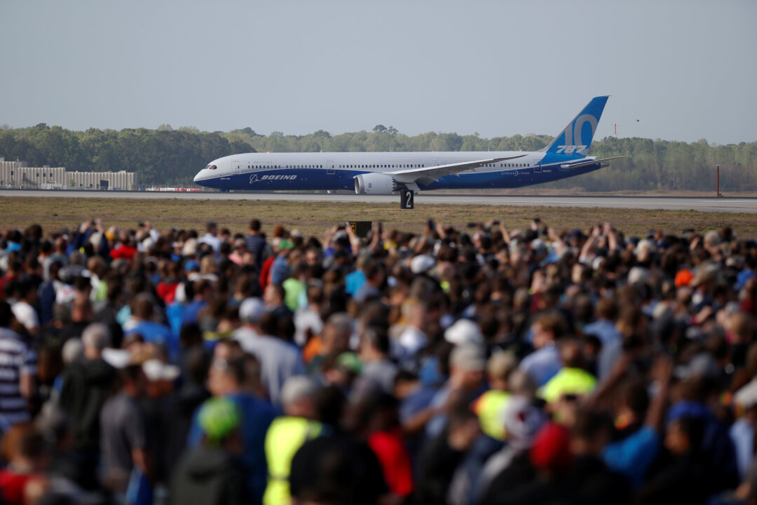Boeing’s Newest, Largest Dreamliner Completes First Flight | The Epoch ...