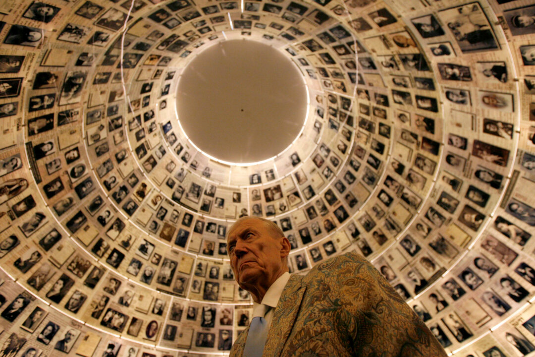 Soviet-Era Poet Critical of Stalin Dies in US | The Epoch Times