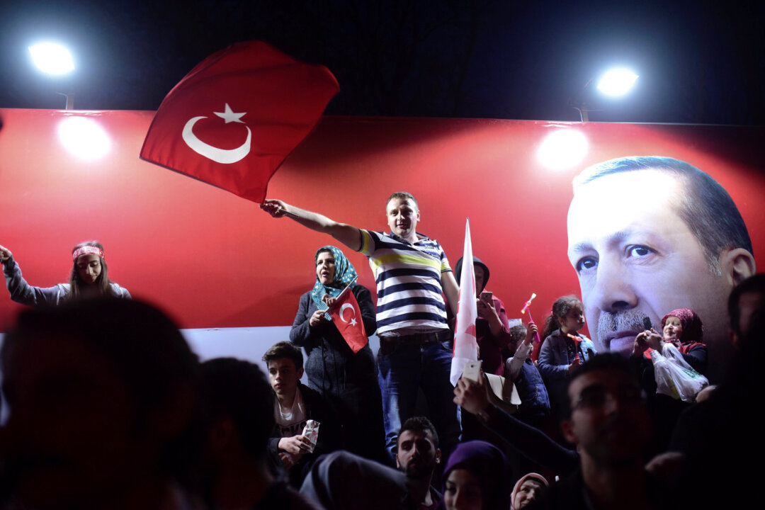 Turkey’s Erdogan Celebrates Victory as Count Points to Tight Win | The ...