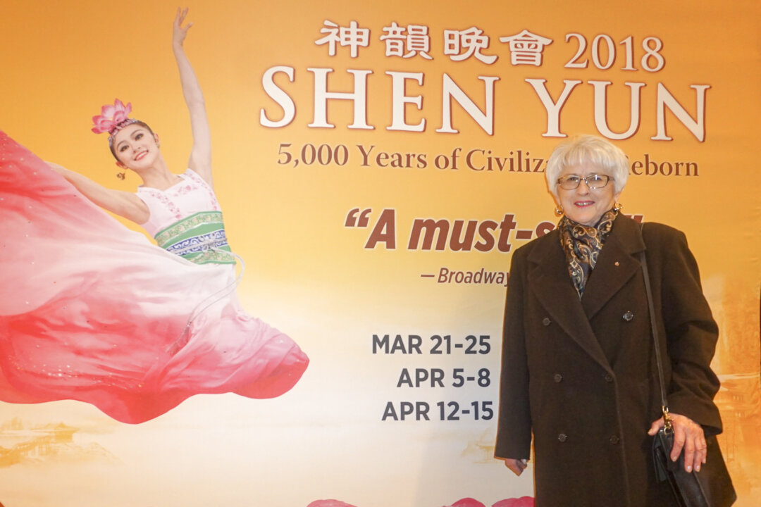 Shen Yun Performers Give to Others Through Their Dedication | The Epoch ...