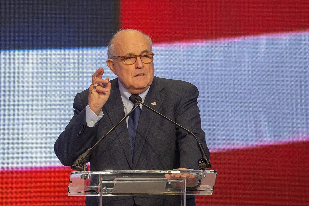 Rudy Giuliani Blasts Bill de Blasio Over Water Throwing Incident ...