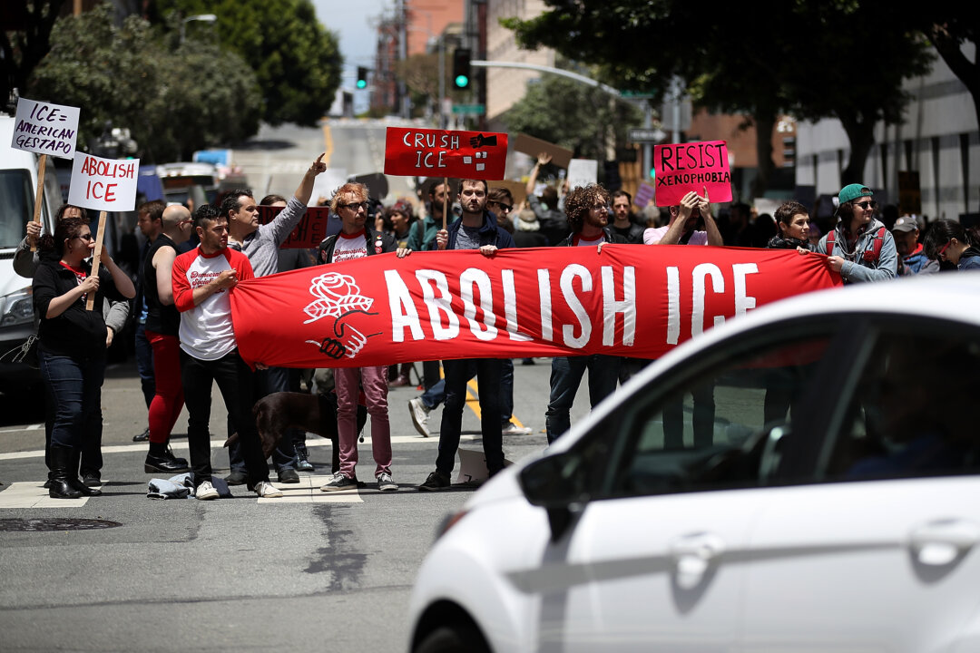 Protesters Try to Block ICE Vehicle at San Francisco Immigration Court ...