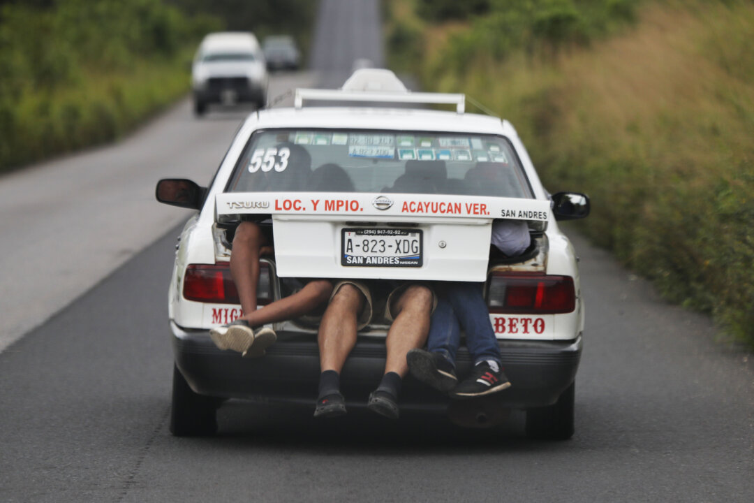 Tired and Angry, Migrant Caravan Splinters in Mexican State | The Epoch ...