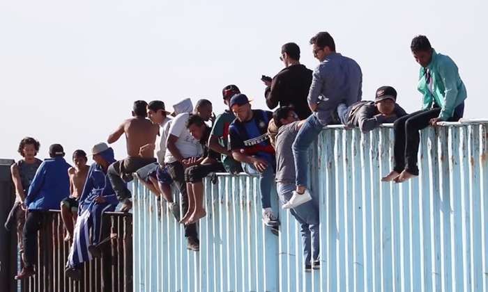 Videos of the Day: Migrants Climb US-Mexico Border Wall | The Epoch Times