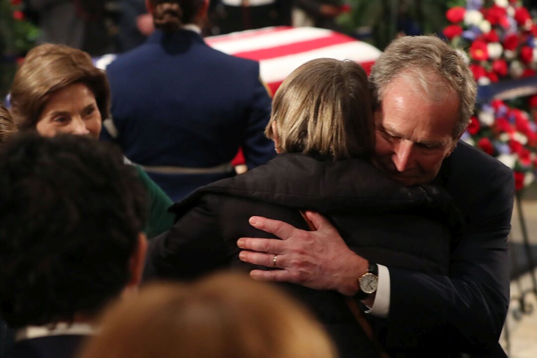 George W. Bush, Jeb Bush Greet Mourners of 41st President in Capitol ...