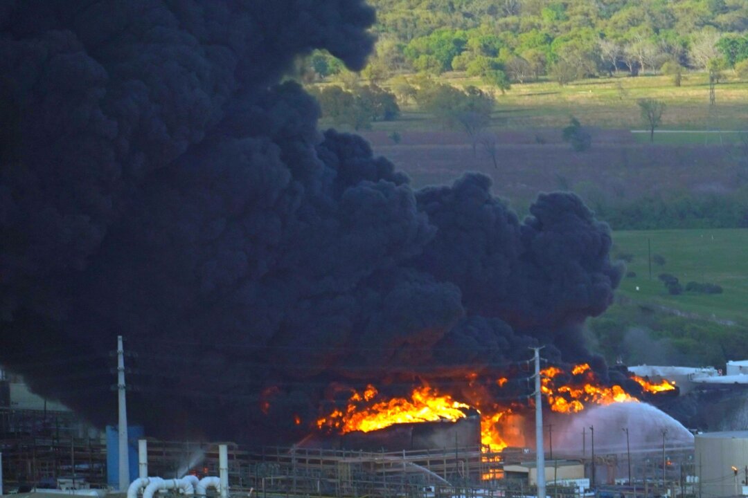 Fire at Texas Storage Facility Briefly Flares Up | The Epoch Times