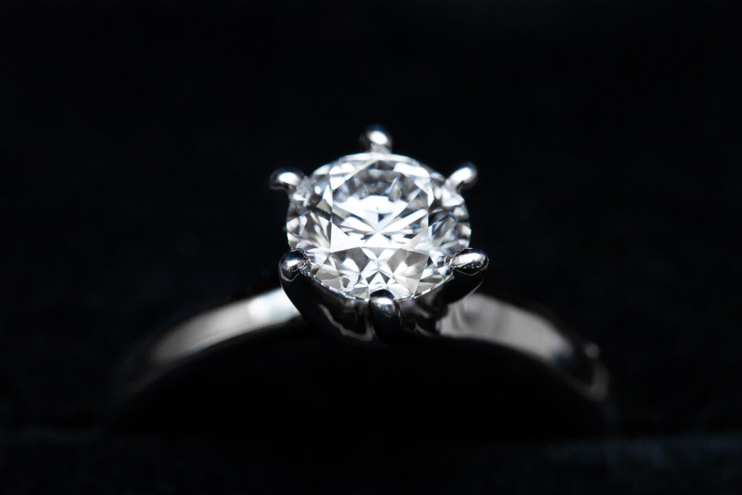 Woman Buys $13 Ring at a Flea Market & Learns It’s a 26-Carat Diamond ...