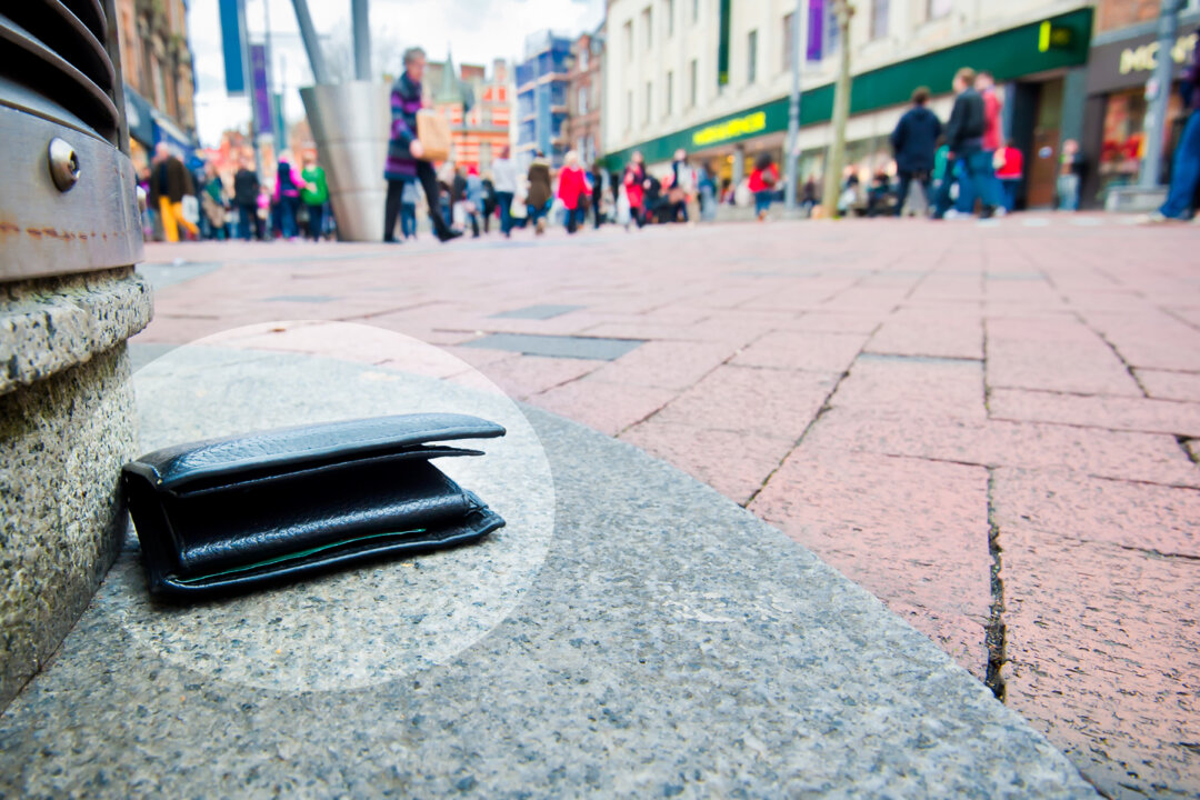 Teen With No Lunch Money Sees $2,300 in Wallet, Gets a Text From Mom ...