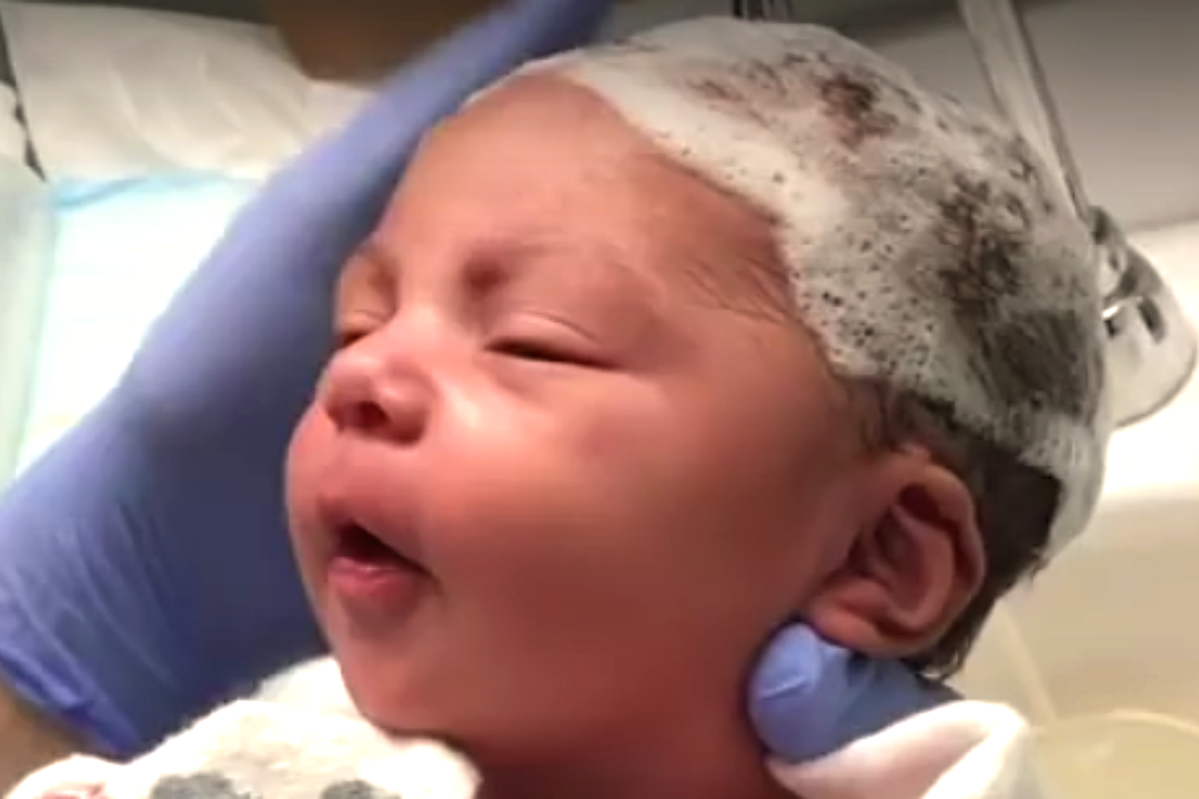 Washing Newborn Baby’s Hair | The Epoch Times