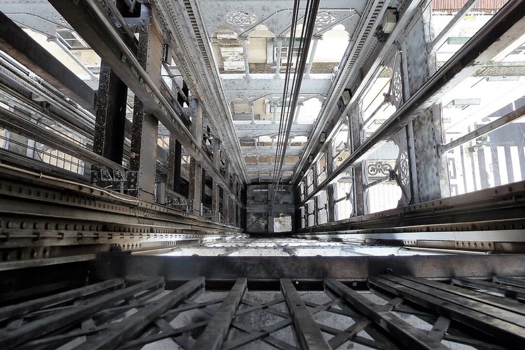 Officials: Man Crushed to Death by Elevator in New York | The Epoch Times